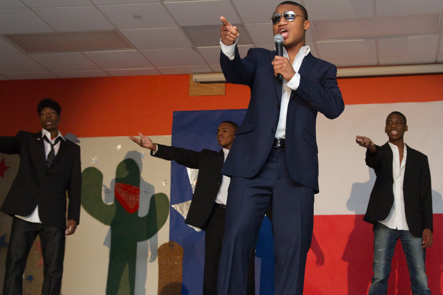 Dinner Theater leaves crowd ‘On the Edge of Texas’ – Tiger Times